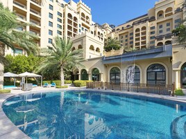 Um hotel com piscina, área de estar externa e um recurso aquático.