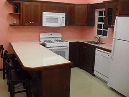 Um frigorífico/congelador grande, um micro-ondas, um forno 