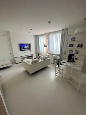 Apartamento, 1 quarto (1) | Sala de estar | Televisor de ecrã plano de 32 polegadas com canais via satélite 