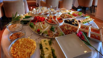 Café da manhã, almoço e jantar; culinária internacional