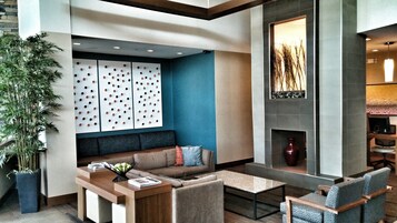 Serve pequenos-almoços, almoços e jantares 