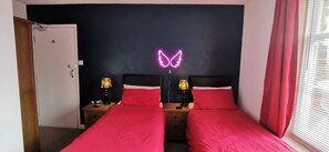 Quarto Duplo ou Twin | Camas de colchão viscoelástico, com mobília individualizada 