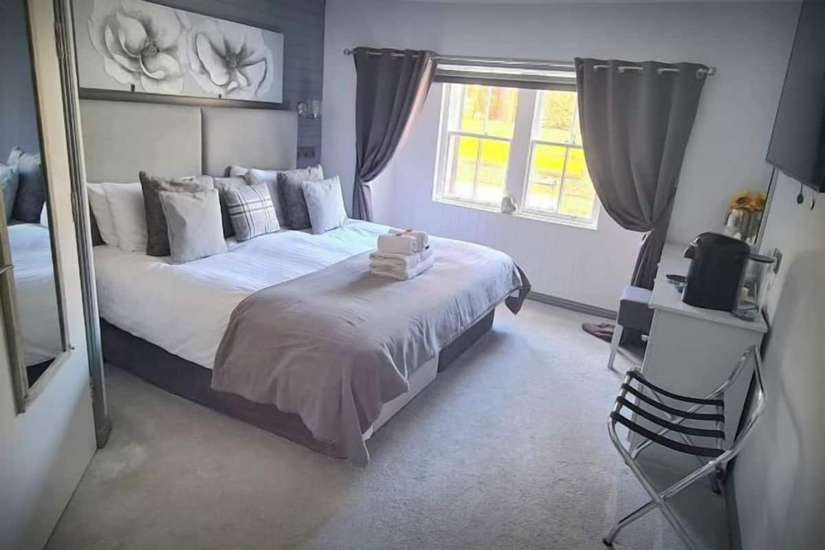 Cofres nos quartos, ferros/tábuas de passar roupa, Wi-Fi de cortesia