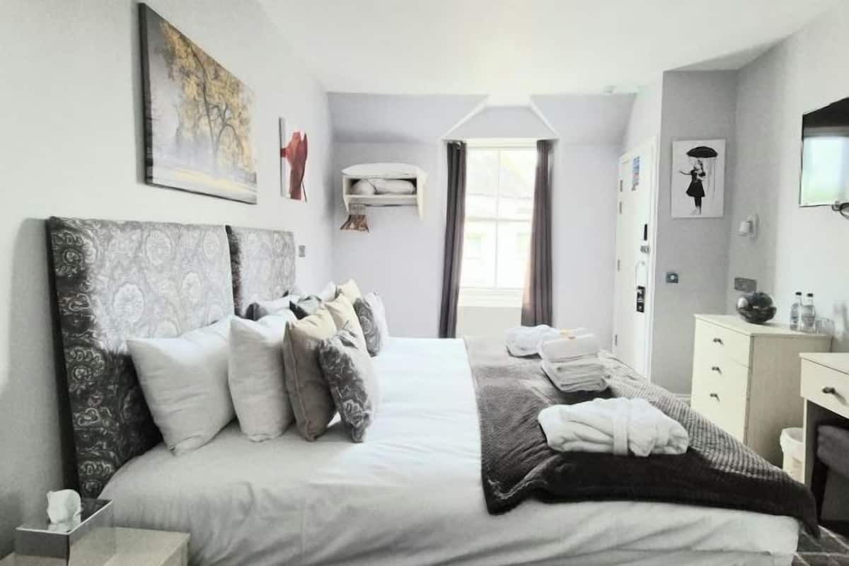 Cofres nos quartos, ferros/tábuas de passar roupa, Wi-Fi de cortesia