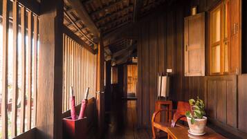 Minibar com produtos grátis, cofre no quarto