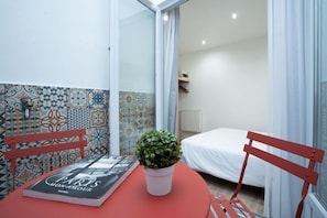 Quarto Standard, pátio | Roupa de alta qualidade, cofre no quarto, quartos insonorizados 