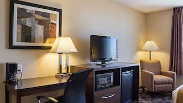 Quarto standard, 2 camas Queen, para não fumantes | Cofres nos quartos, escrivaninha, espaço de trabalho para notebook
