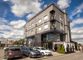 Fachada da propriedade à noite