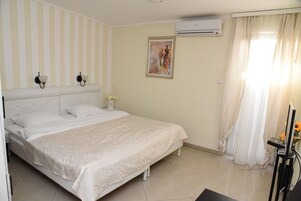 Quarto solteiro | Roupas de cama antialérgicas, frigobar, cofres nos quartos, escrivaninha