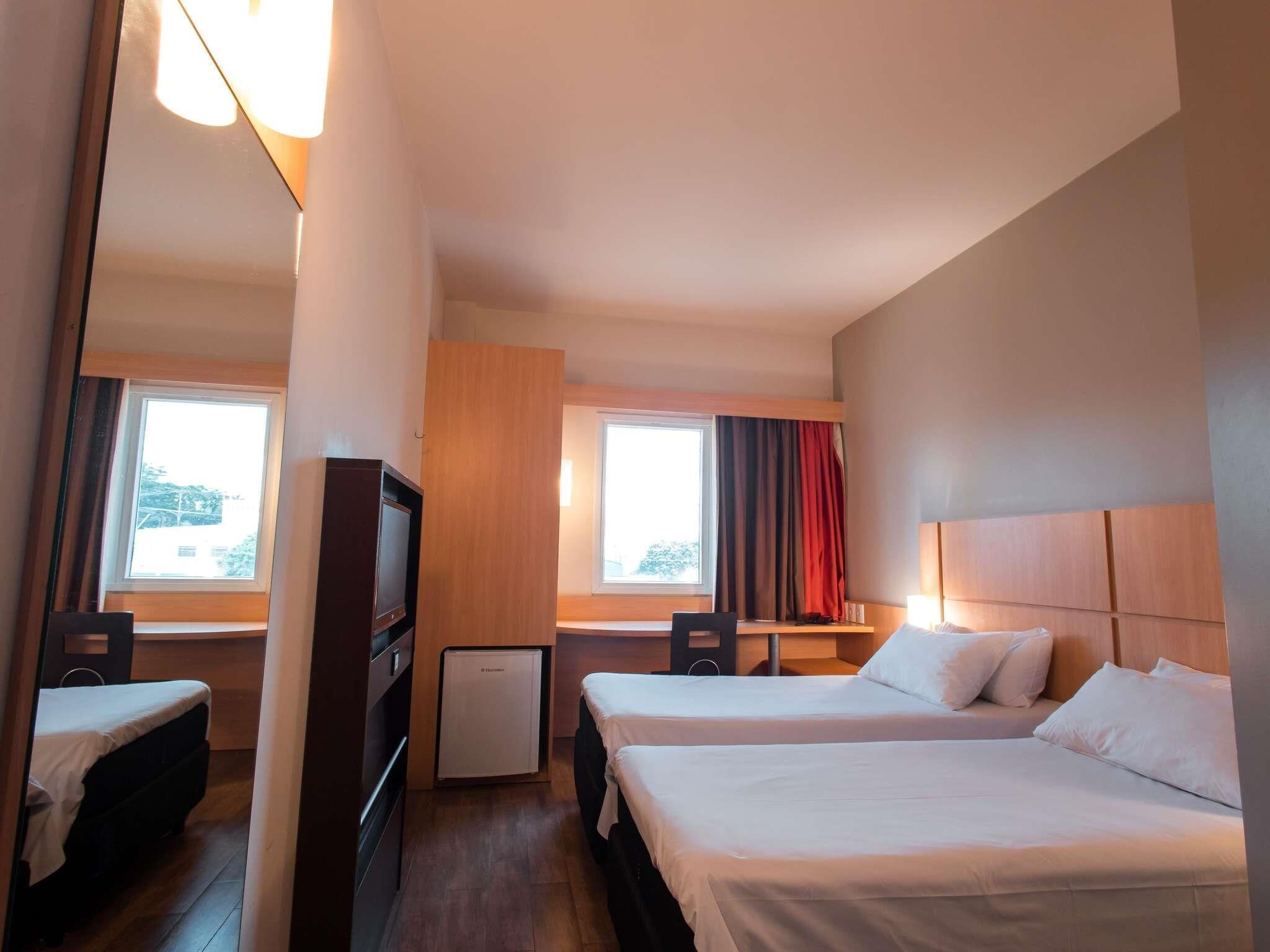 Quarto standard, 2 camas de solteiro | Frigobar, escrivaninha, cortinas blackout, quartos à prova de som