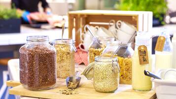 Diversos alimentos em potes e recipientes sobre uma mesa de madeira.