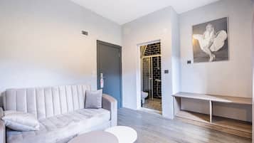 One Bedroom Suite | Banheiro | Chuveiro, produtos de toalete grátis, secador de cabelo, chinelos