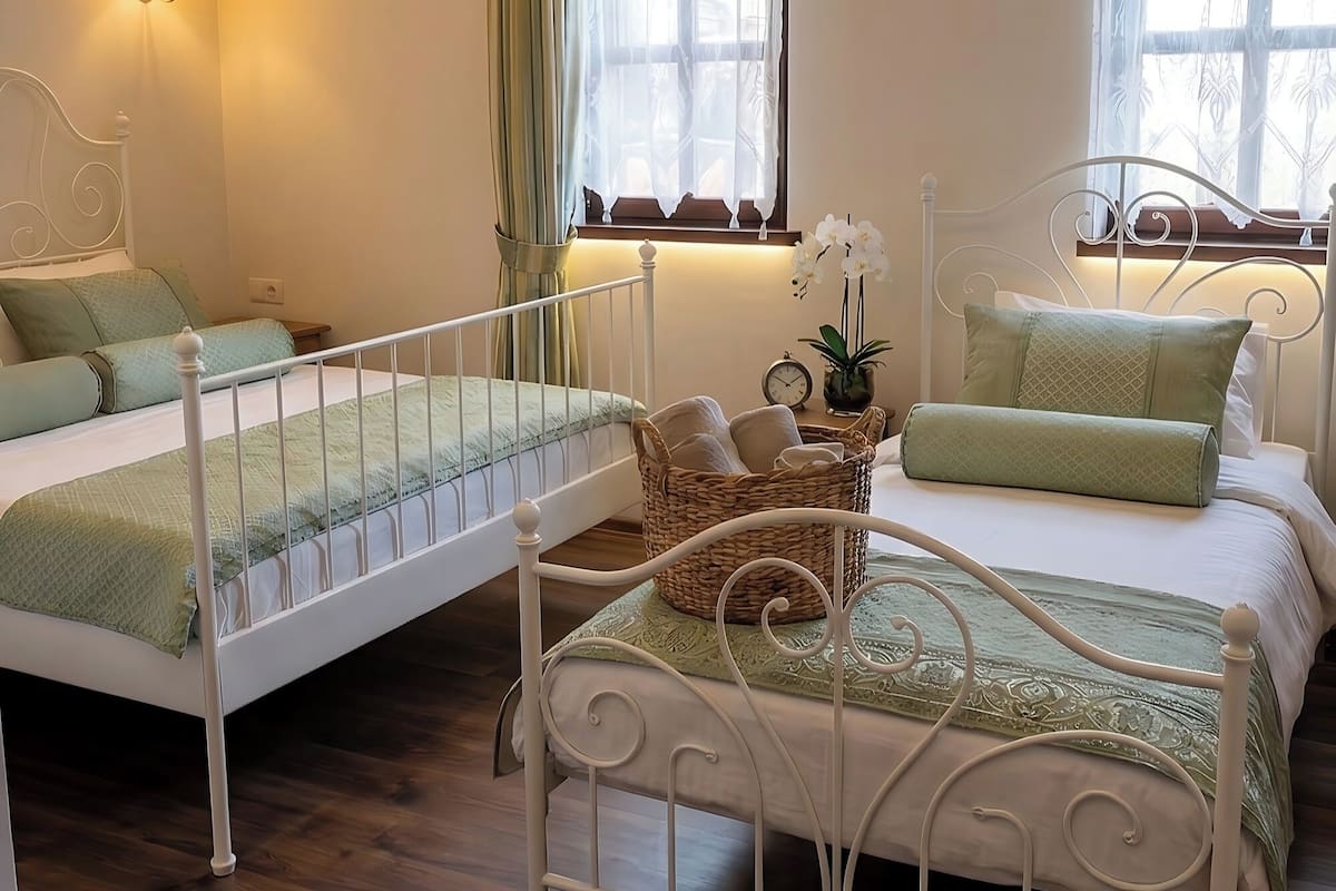 Quarto Familiar | Roupa de alta qualidade, minibar, cofre no quarto