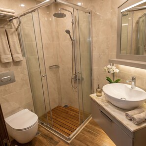 Quarto Familiar | Casa de banho | Um polibã, artigos de higiene pessoal grátis, um secador de cabelo 