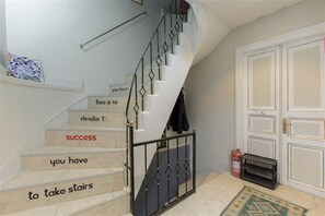Quarto solteiro econômico | Cofres nos quartos, Wi-Fi de cortesia