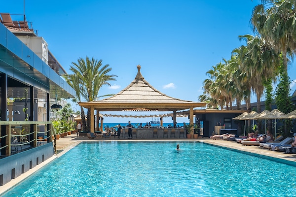 Piscina interna, 3 piscinas externas, guarda-sóis, espreguiçadeiras