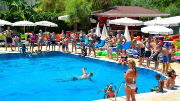 Piscina exterior sazonal, da(s) 8:00 à(s) 19:00, guarda-sóis
