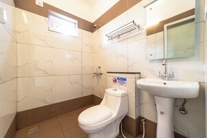 Casa Deluxe | Casa de banho | Um polibã, um chuveiro fixo, toalhas fornecidas, sabão 