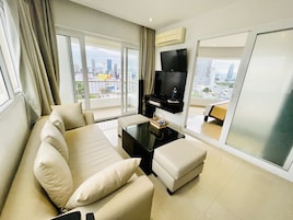 Apartamento, 1 cama king-size | Sala de estar | Televisor de ecrã plano de 32 polegadas com canais por cabo, televisor