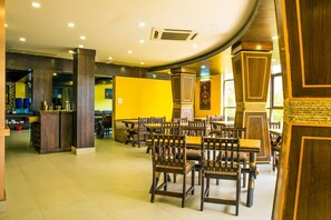 Pequenos-almoços, almoços, jantares servidos, cozinha vegetariana 