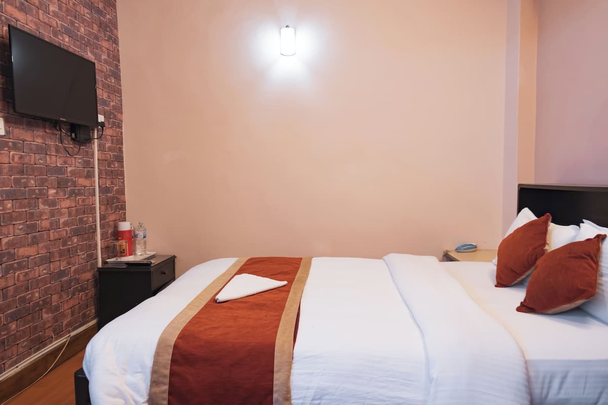 Quarto Duplo Básico, 1 cama de casal, Vista para a cidade | Cofre com capacidade para portátil, secretária, camas desdobráveis