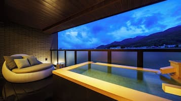 Artigos de higiene pessoal grátis, um secador de cabelo, chinelos