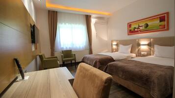 Quarto duplo | Banheiro | Chuveiro, produtos de toalete grátis, secador de cabelo