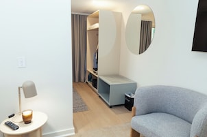 Apartamento luxo, 1 quarto | Camas com colchões pillow-top, cofres nos quartos, escrivaninha