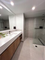 Quarto luxo | Banheiro | Produtos de toalete de grife, secador de cabelo, toalhas de banho