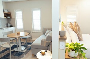 Apartamento luxo, 1 quarto | Camas com colchões pillow-top, cofres nos quartos, escrivaninha