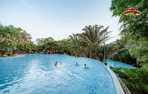 3 piscinas externas, guarda-sóis, espreguiçadeiras