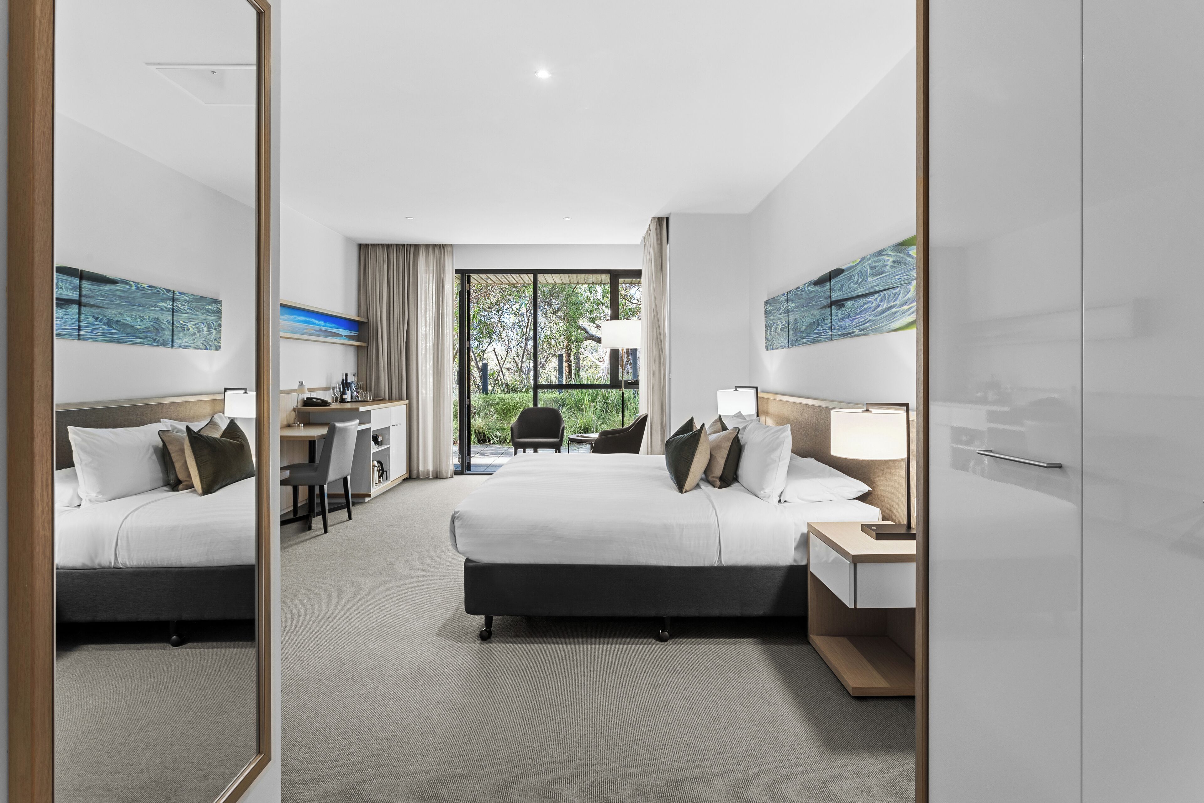 Quarto luxo | Frigobar, cofres nos quartos, escrivaninha, quartos à prova de som