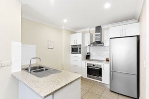 Apartamento, 1 quarto | Cozinha privada | Uma cafeteira/bule, uma chaleira elétrica, uma cadeira de bebé 