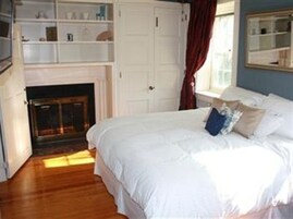 Com decoração personalizada, secretária, ferro/tábua de engomar