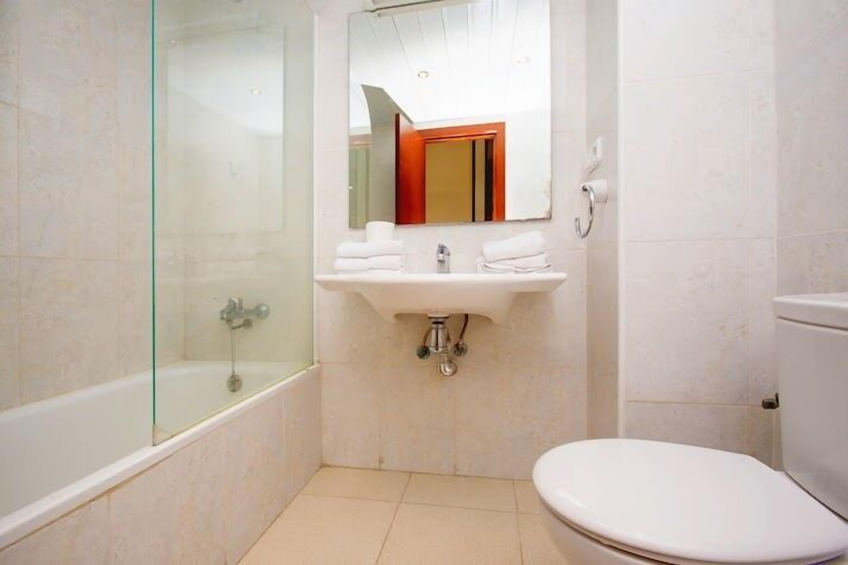 Apartamento Standard, 2 quartos | Casa de banho | Toalhas fornecidas 