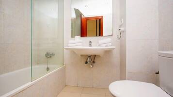 Apartamento Standard, 2 quartos | Casa de banho | Toalhas fornecidas