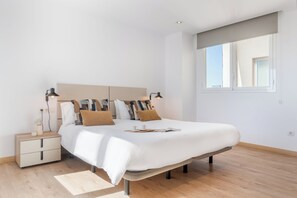 Penthouse, 3 quartos, Vista para a cidade (4-6 adults) | Edredões de penas, camas de colchão pillowtop, cofre no quarto 