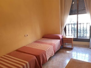 Quarto Twin Standard, 2 camas individuais, casa de banho partilhada | Wi-fi grátis, roupa de cama fornecida 