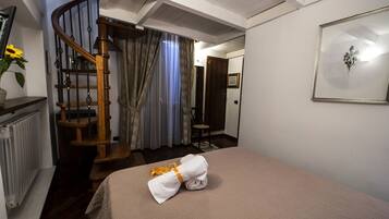 Minibar, cofre no quarto, secretária