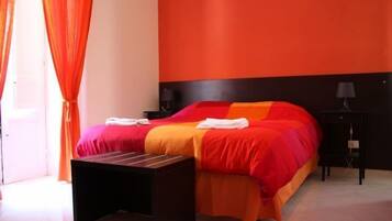 Roupas de cama premium, escrivaninha, Wi-Fi de cortesia