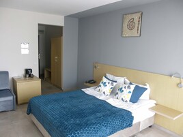 Quarto Duplo ou Twin, vista para o mar | Minibar, cofre no quarto, secretária, cortinas/cortinados opacos