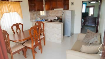 Apartamento Comfort, 1 quarto, ar condicionado, Vista para a cidade | Sala de estar | Smart TV de 32 de polegadas com canais digitais, televisor, Netflix