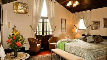 Roupas de cama premium, camas com colchões pillow-top, cortinas blackout