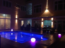 Piscina externa, guarda-sóis, espreguiçadeiras