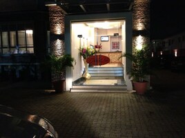 Fachada do alojamento (tarde/noite)