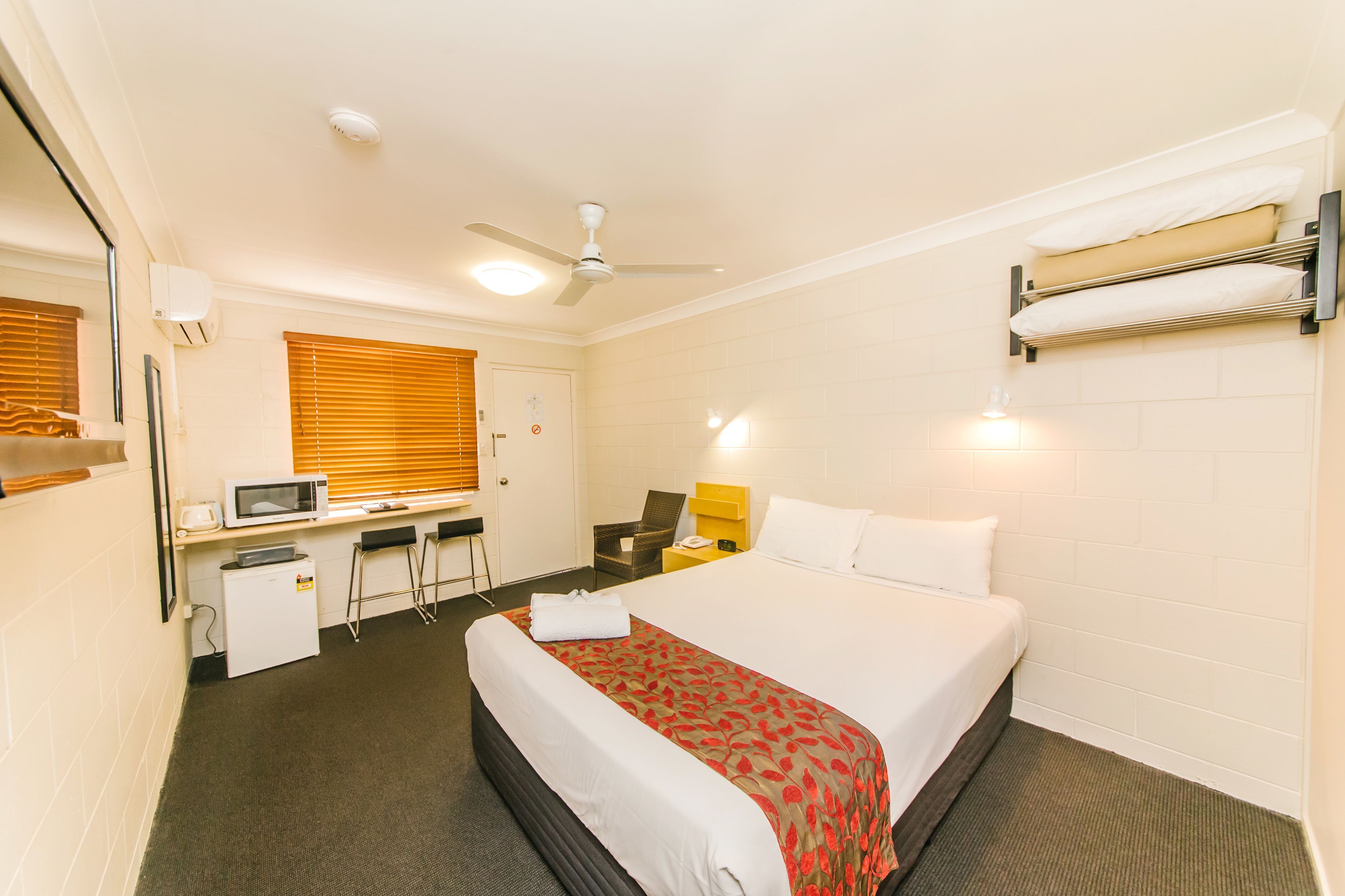 Secretária adequada para computadores portáteis, ferro/tábua de engomar 