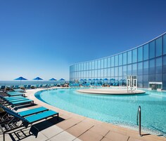 Piscina interna, piscina externa sazonal, barracas, espreguiçadeiras