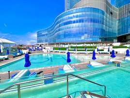 Piscina interna, piscina externa sazonal, barracas, espreguiçadeiras