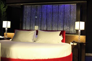 Quarto casal premium | Roupas de cama premium, frigobar, cofres nos quartos, escrivaninha