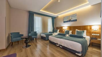 Quarto triplo conforto, várias camas, vista para a cidade | 1 quarto, roupas de cama premium, frigobar, cofres nos quartos